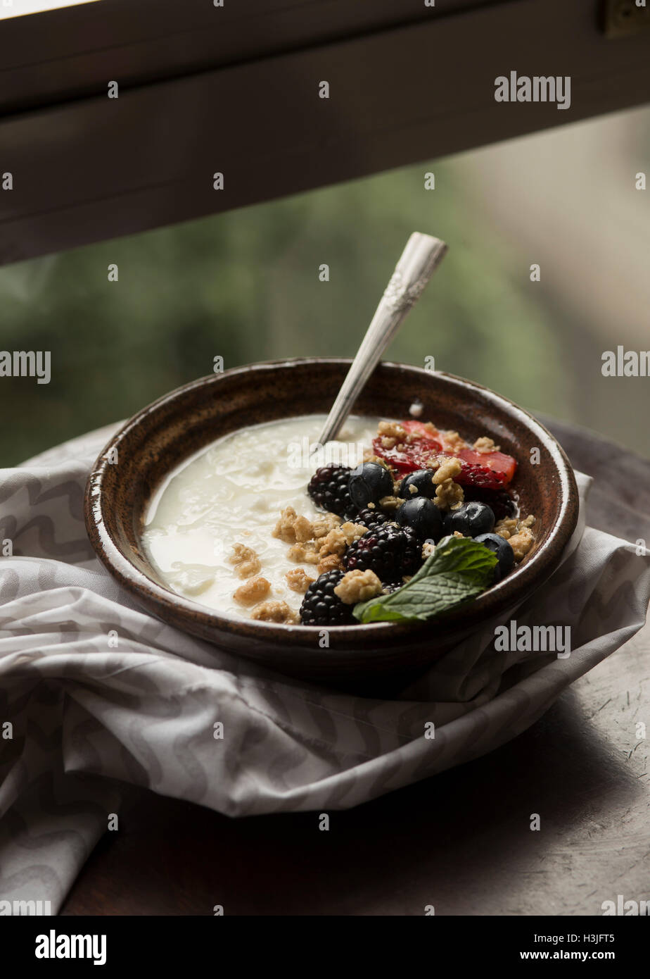 Yogurt in bowls with fresh fruit Stock Photo - Alamy