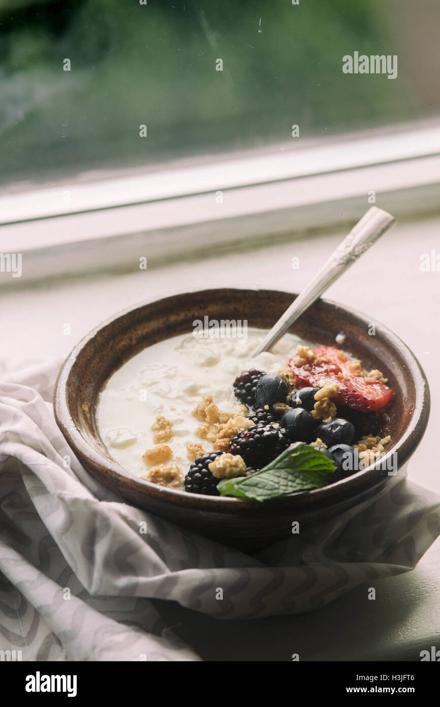 Yogurt in bowls with fresh fruit Stock Photo - Alamy