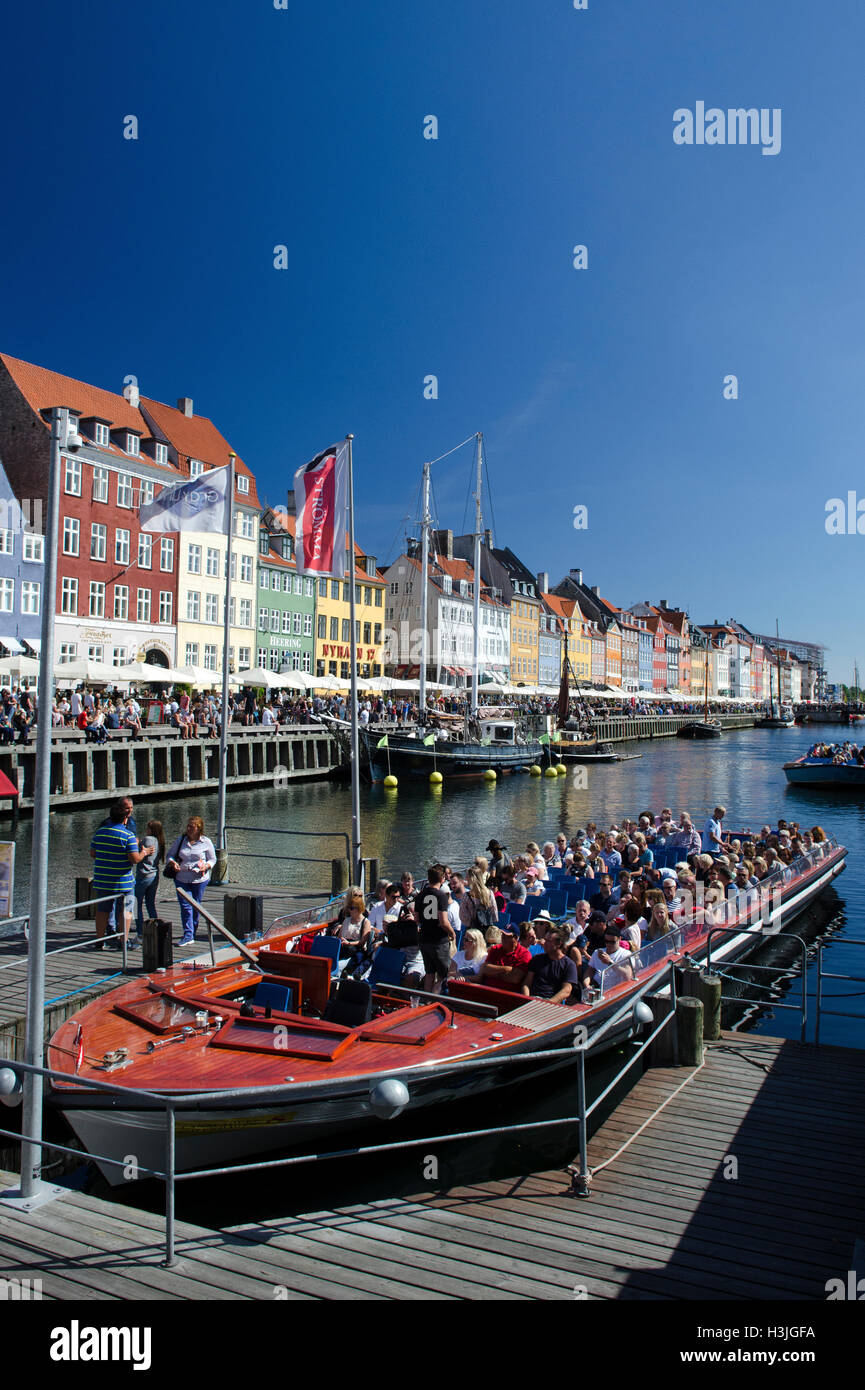Nyhavn harbour copenhagen denmark hi-res stock photography and images ...