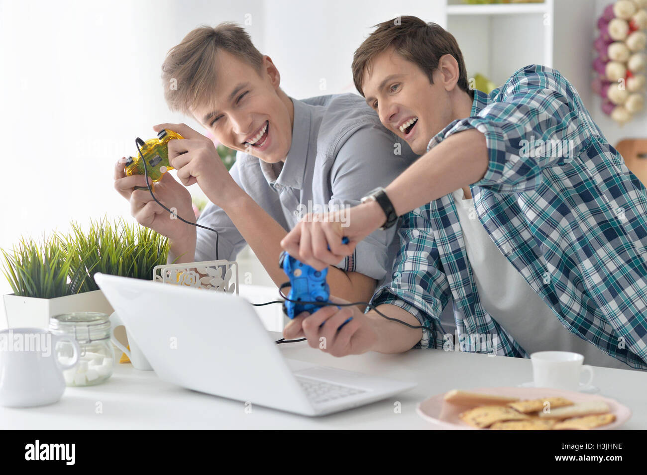 men playing computer games Stock Photo - Alamy