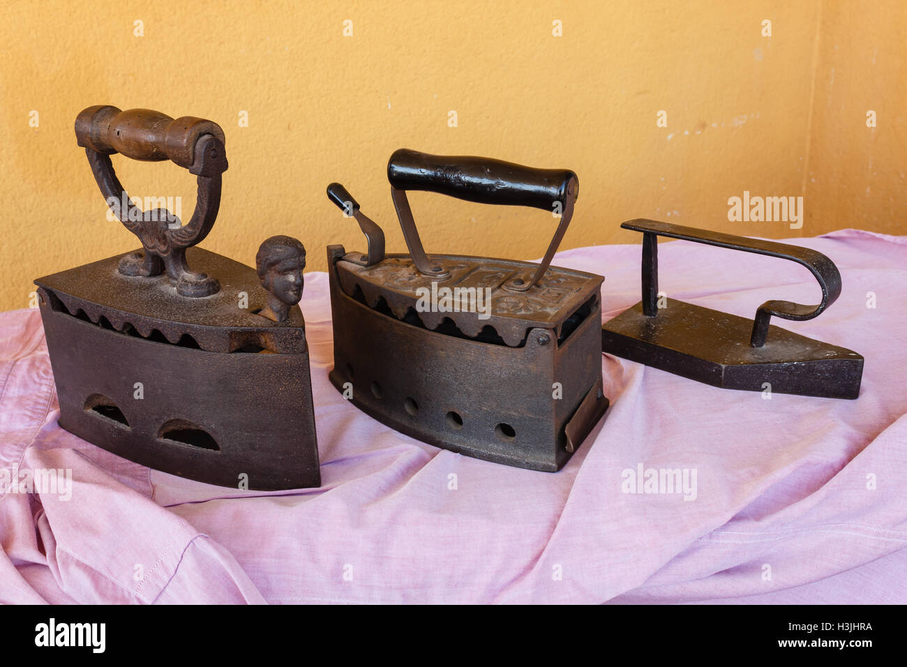 Antique irons hi-res stock photography and images - Alamy