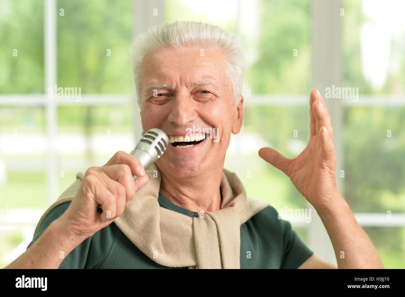 Senior man singing Stock Photo - Alamy