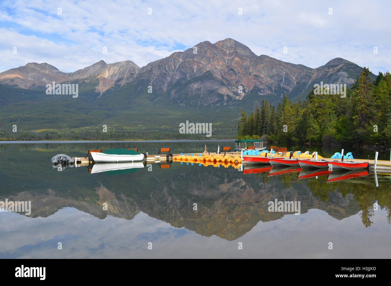 Pyramid lake in jasper hi-res stock photography and images - Alamy