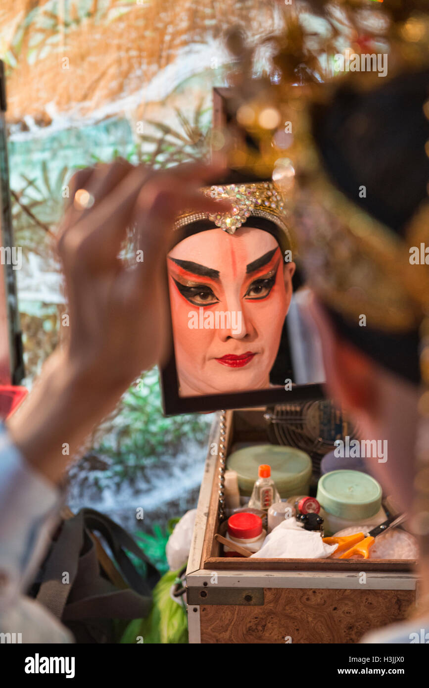 Actress theatre backstage mirror hi-res stock photography and images ...