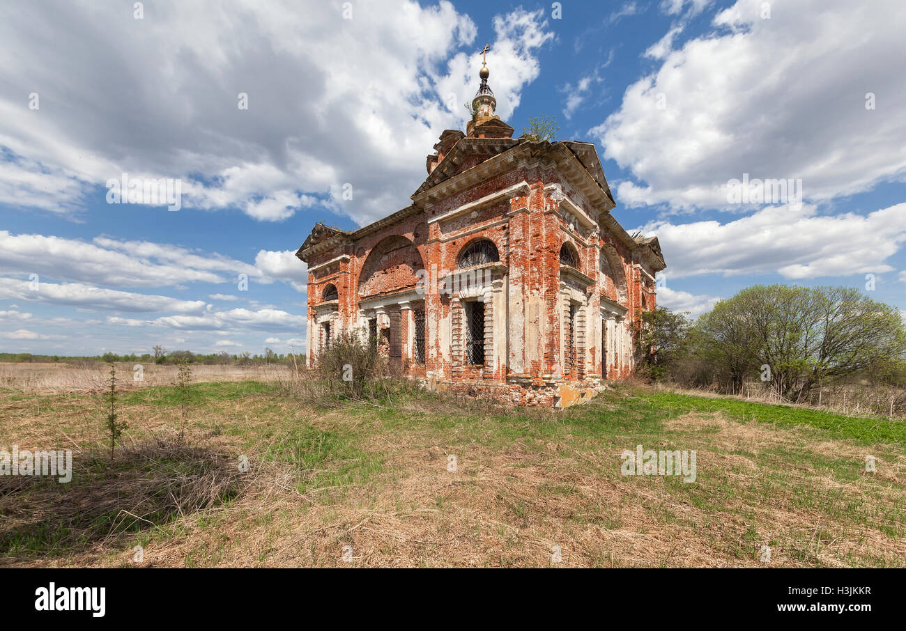 Abandoned countryside church hi-res stock photography and images - Alamy