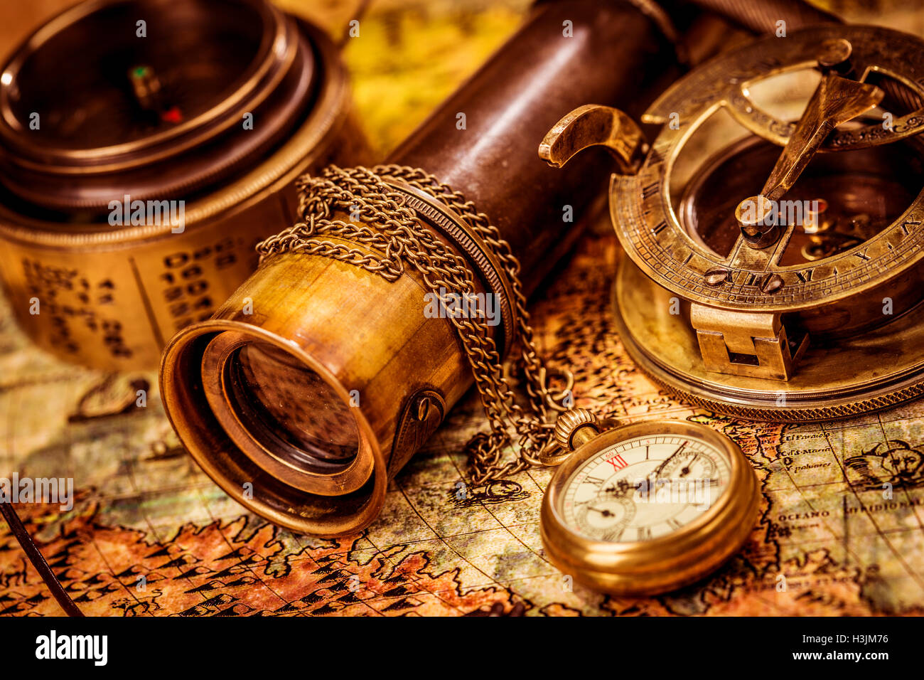 Clock magnifying glass hi-res stock photography and images - Alamy