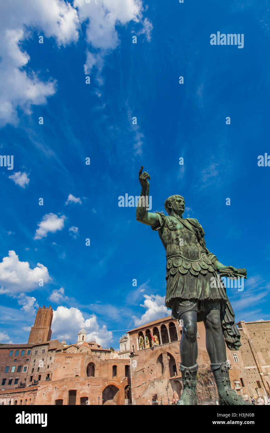Gladiator roman sculpture hi-res stock photography and images - Alamy