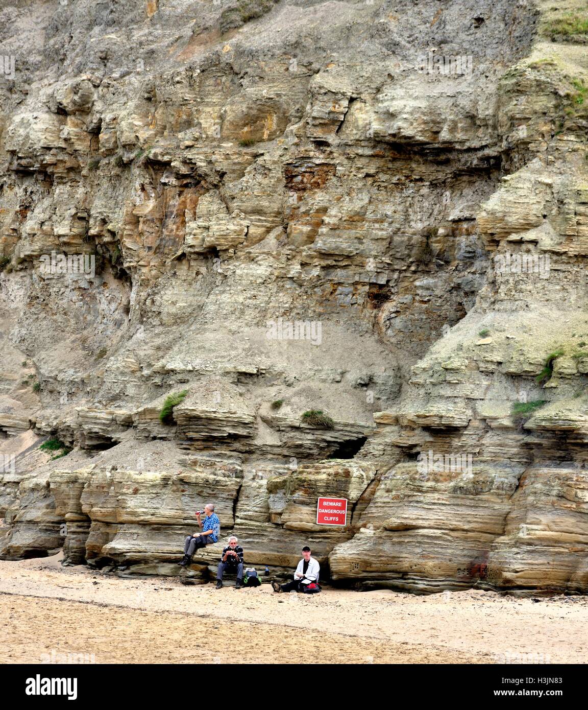 Dangerous cliff hi-res stock photography and images - Alamy