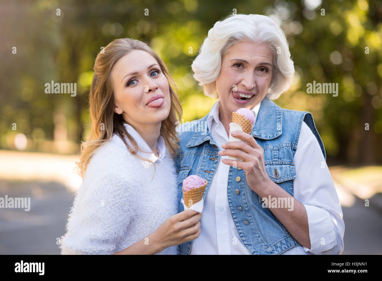 Funny women eating hi-res stock photography and images - Alamy