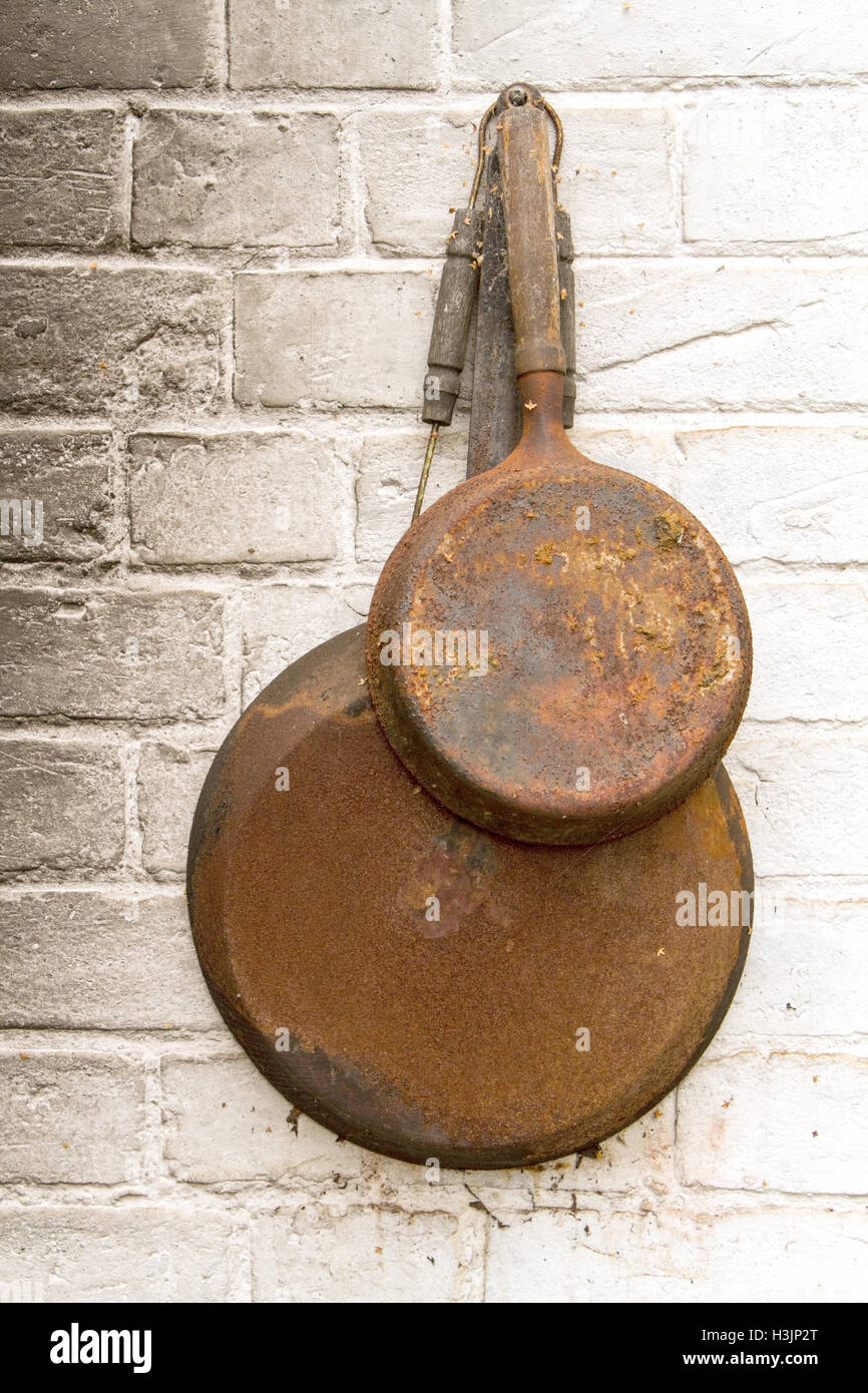 Copper pots pans on wall hi-res stock photography and images - Alamy