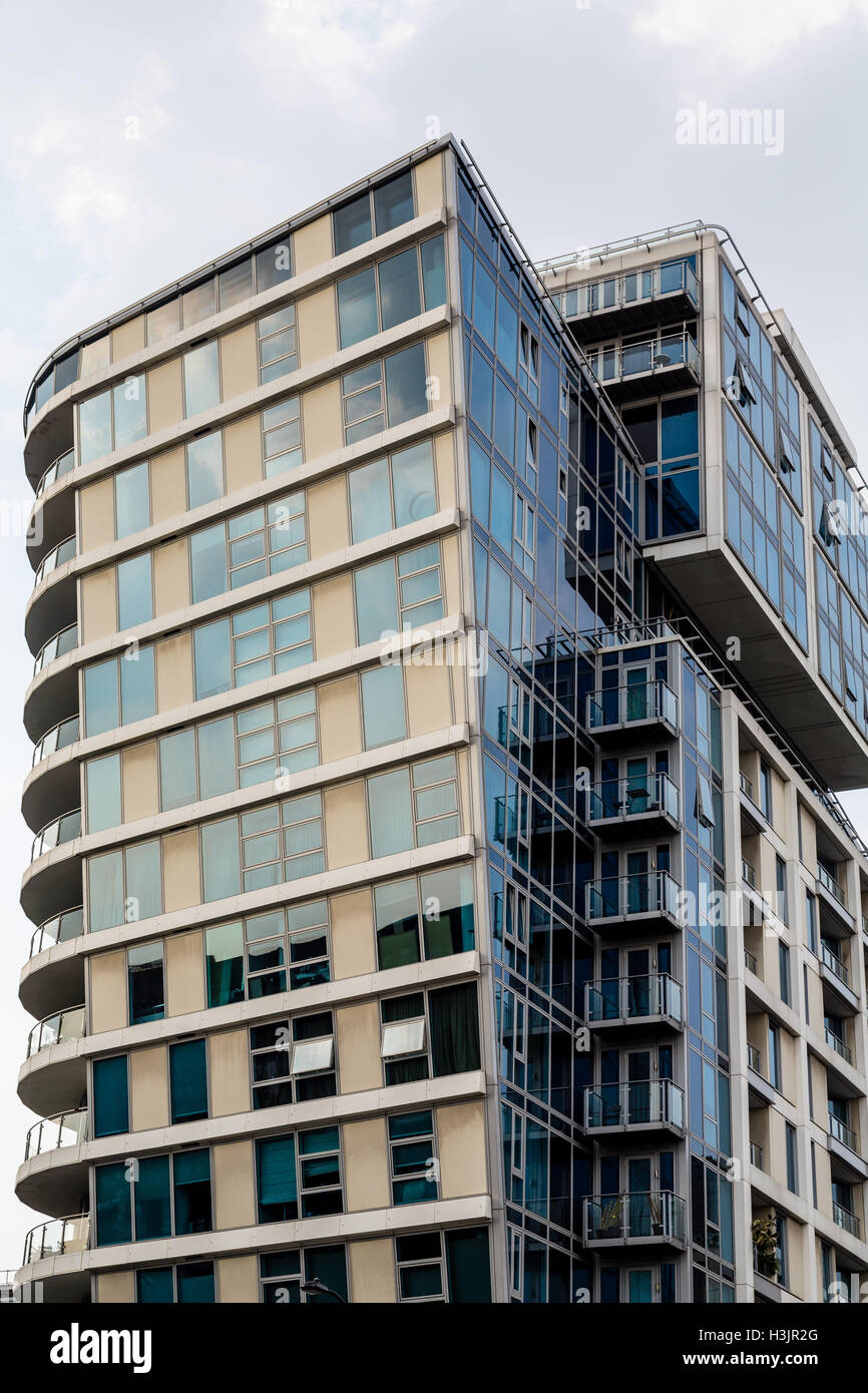 Glass office tower hi-res stock photography and images - Alamy