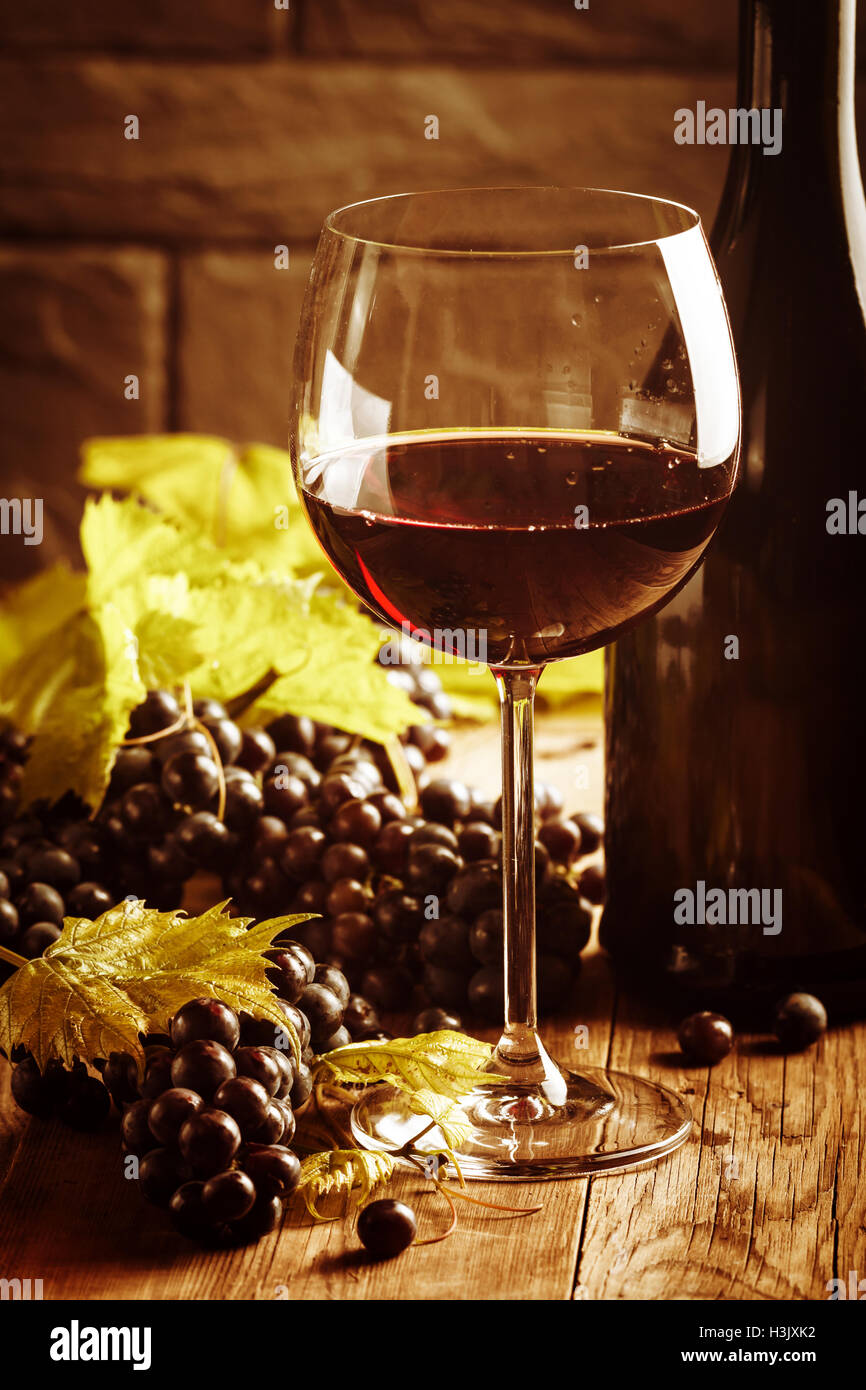 Red wine and grapes Stock Photo - Alamy