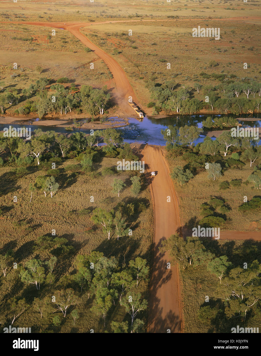 Australian road train aerial view hi-res stock photography and images ...