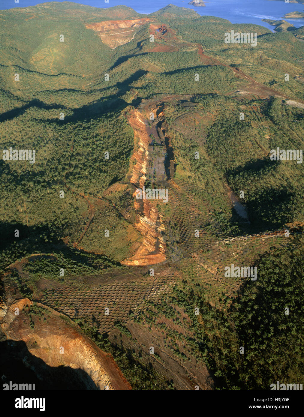 Resurfacing and replanting former open-cut iron mine Stock Photo - Alamy