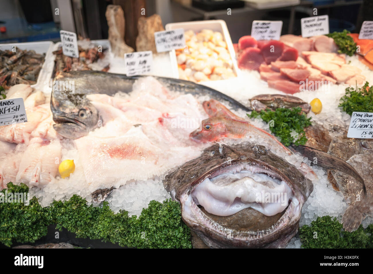 Seafood stand hi-res stock photography and images - Alamy