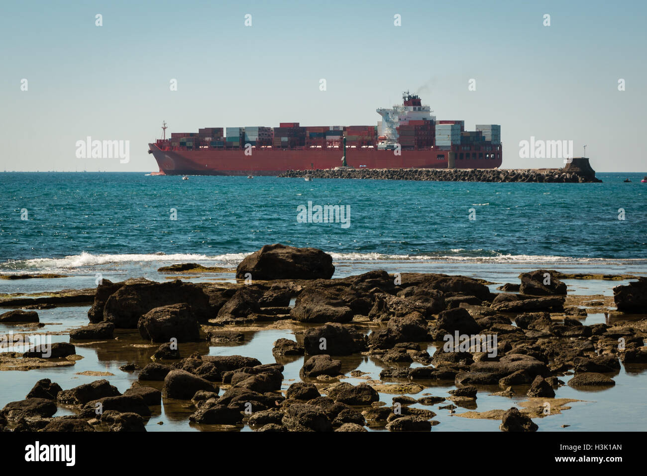 Red container ship hi-res stock photography and images - Alamy