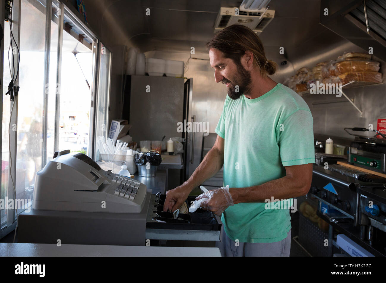 Man cash register hi-res stock photography and images - Alamy