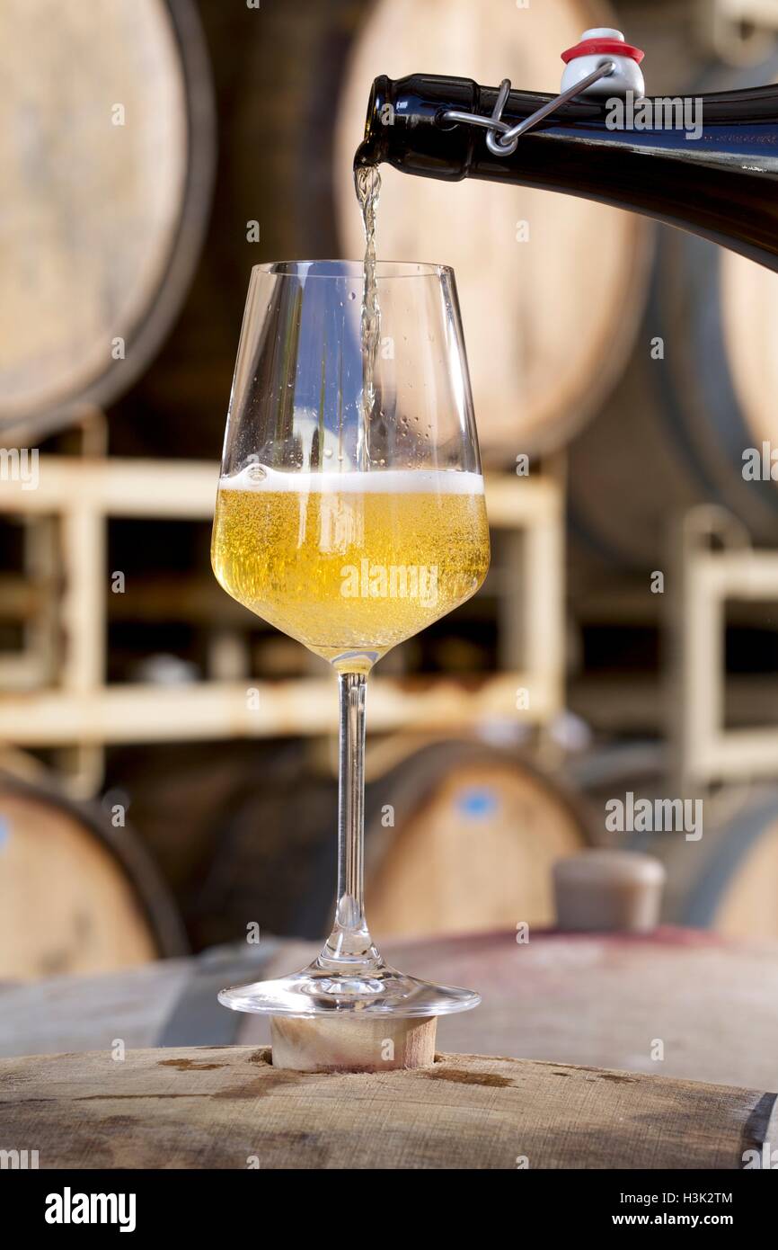 Poured glass hi-res stock photography and images - Alamy