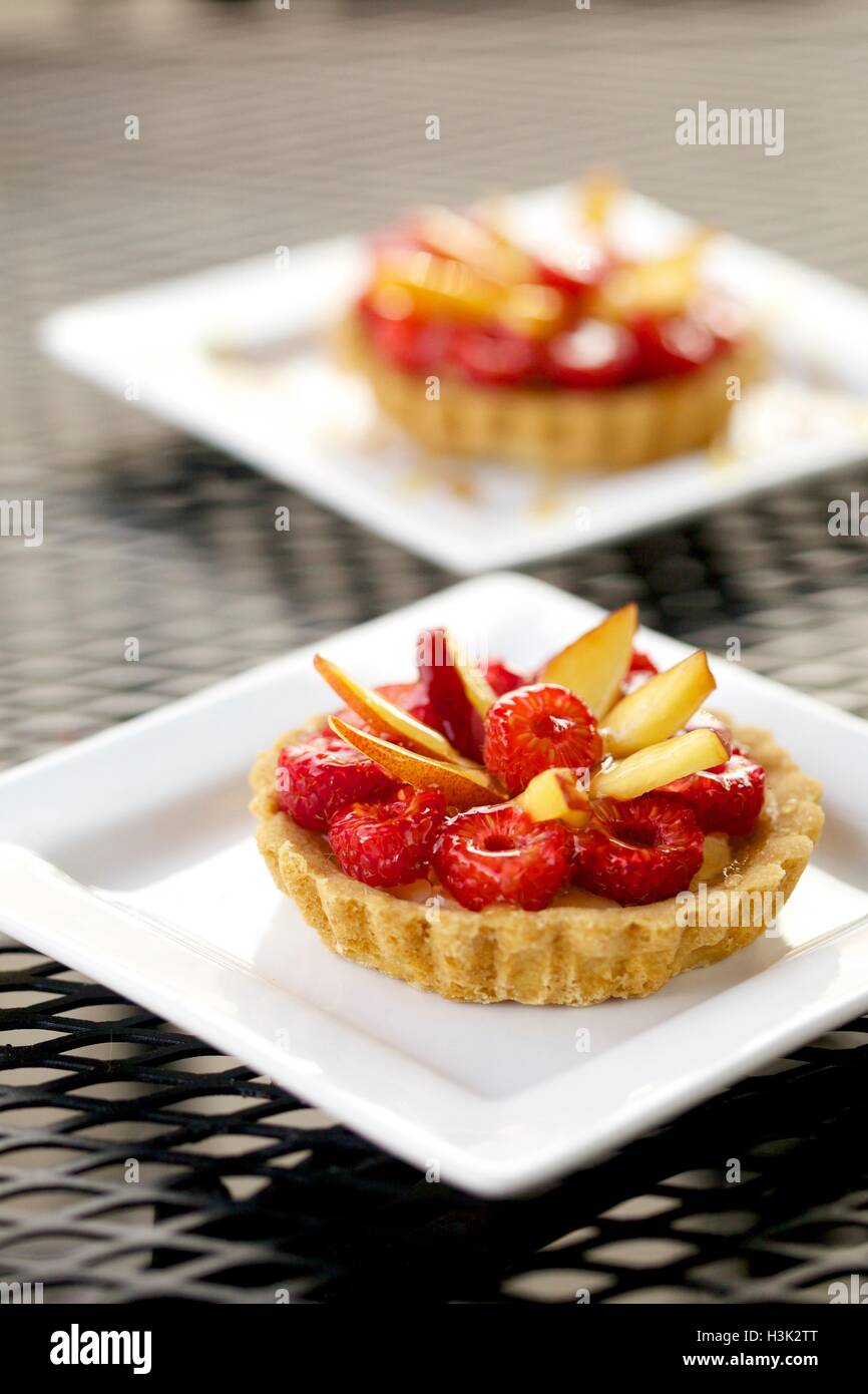 Tart on white plate hi-res stock photography and images - Alamy
