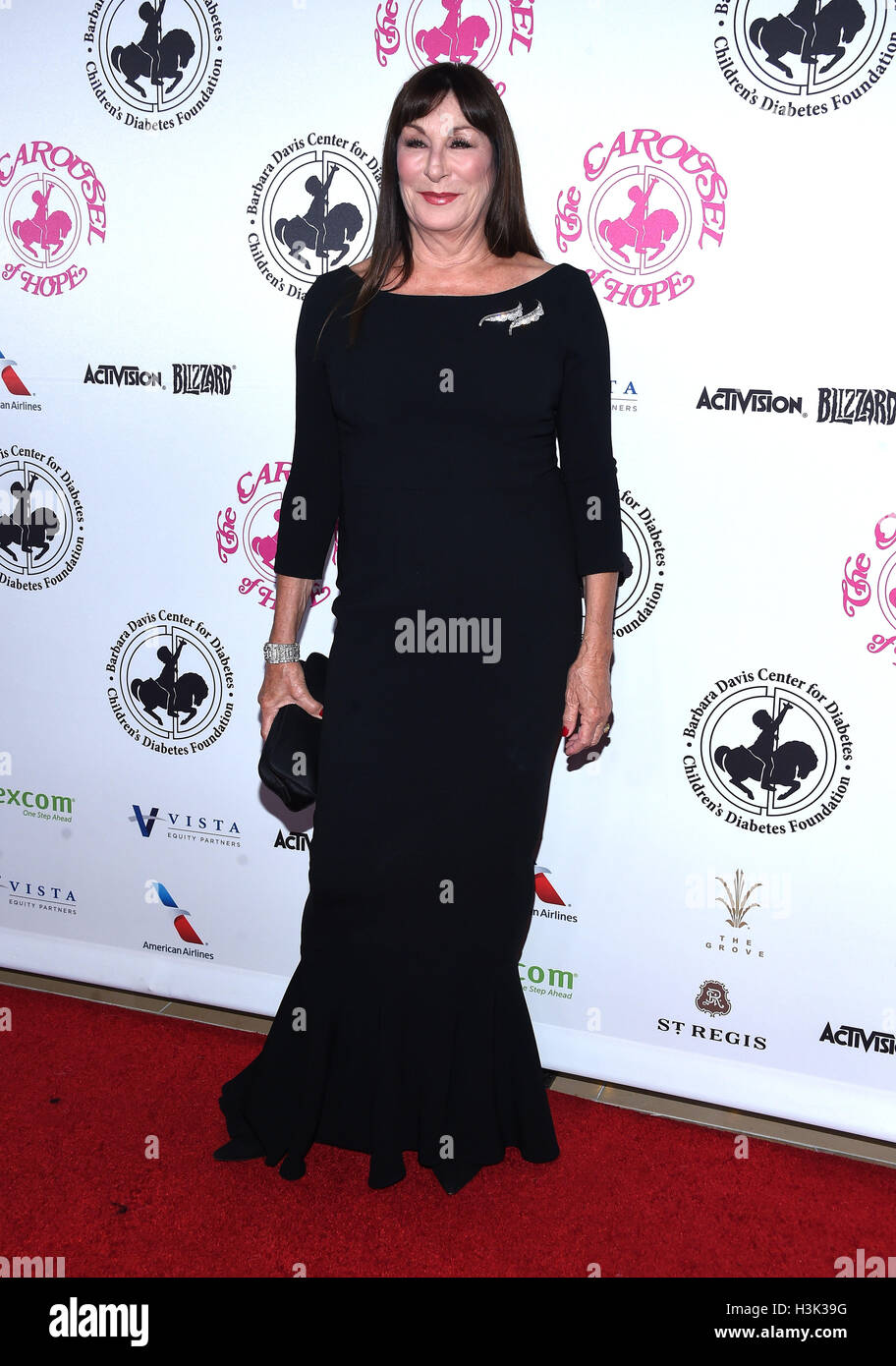 Beverly Hills, California, USA. 8th Oct, 2016. Anjelica Huston arrives ...