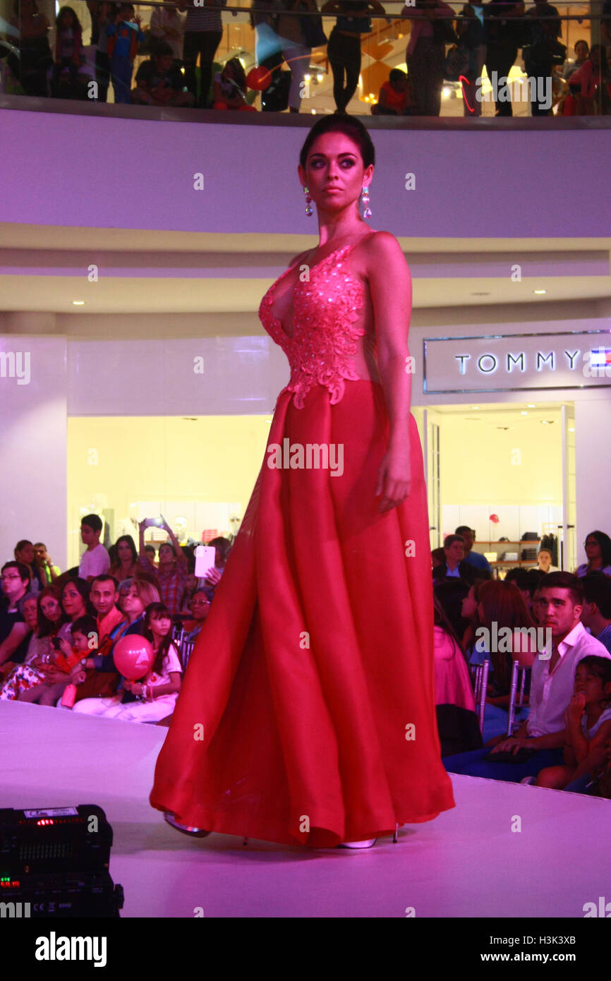Panamá, Panamá. 8th Oct, 2016. Model wearing long pink lace and rose ...