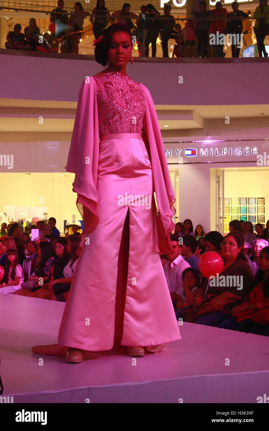 Panamá, Panamá. 8th Oct, 2016. Model wearing light pink dress with ...