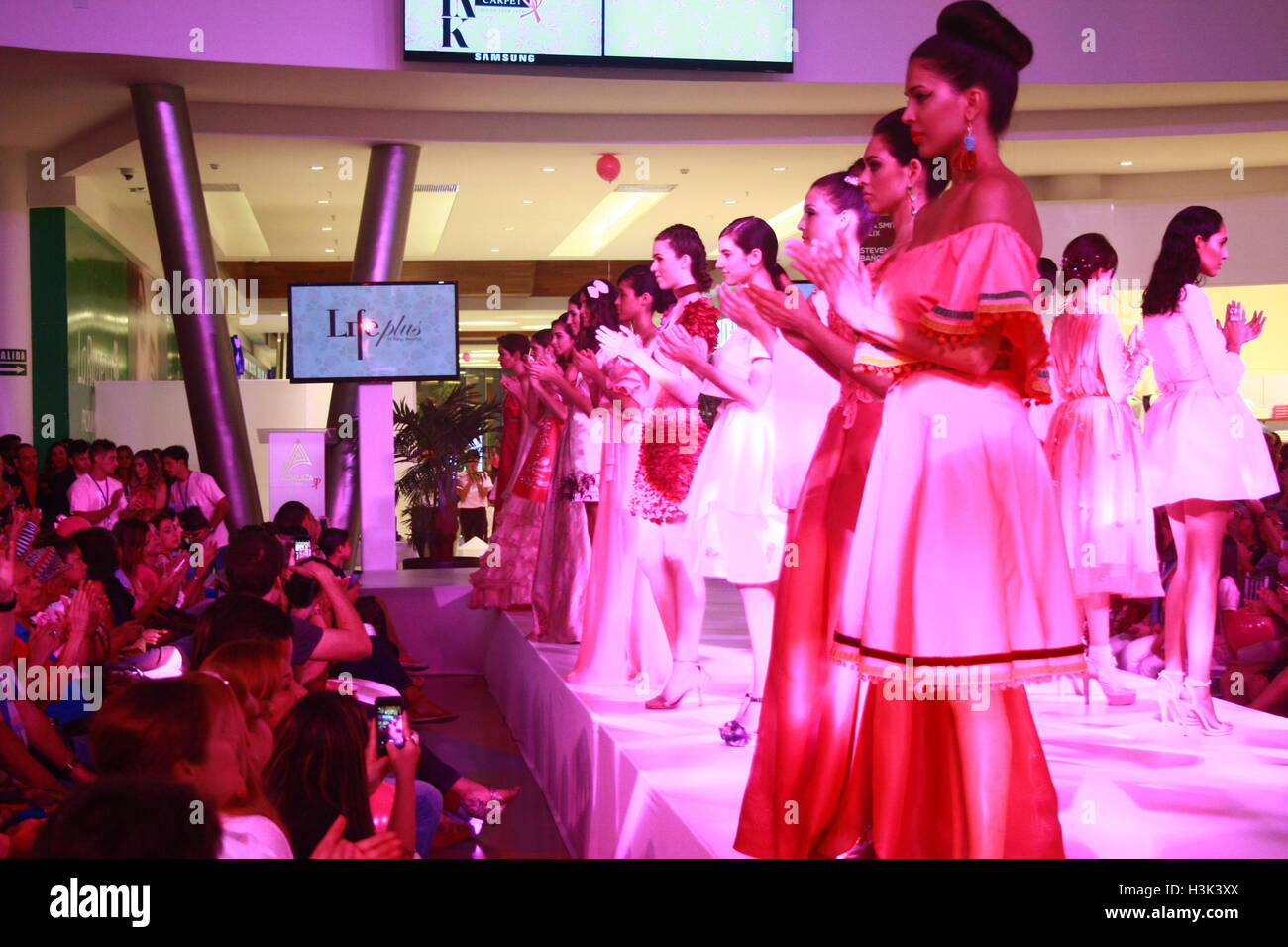 Panamá, Panamá. 8th Oct, 2016. Models at runway closing. Credit ...