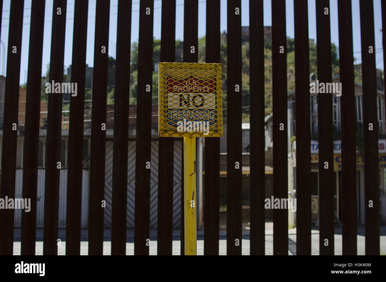 Nogales, Arizona, USA. 8th Oct, 2016. A ''No Trespassing'' sign marks ...