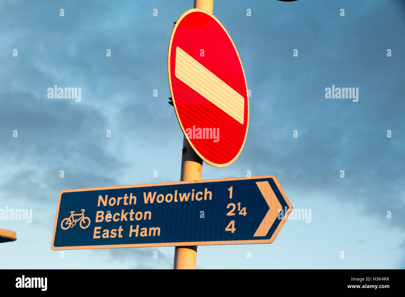 Blue cycle sign london hi-res stock photography and images - Alamy