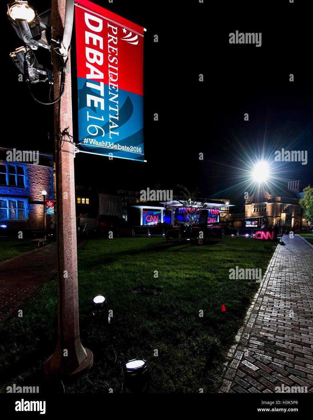 St. Louis, Missouri, USA. 09th Oct, 2016. The CNN stage is illuminated ...
