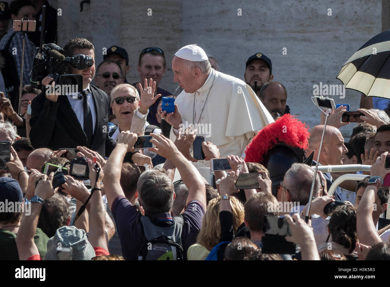 Vatican City, Vatican. 09th October, 2016. Pope Francis drinks a mate ...