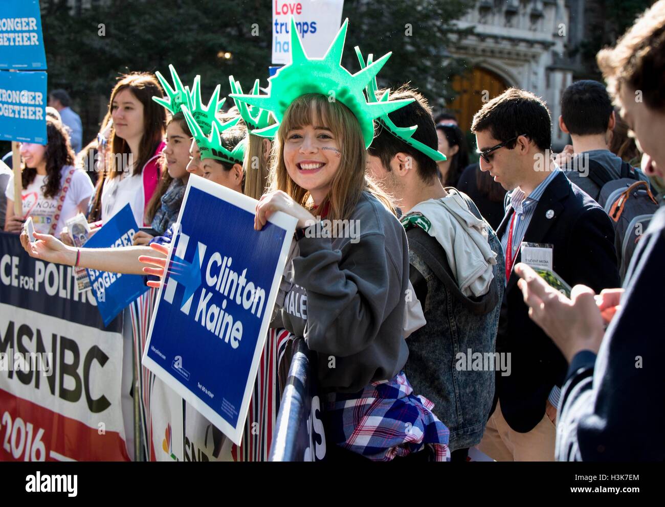 St. Louis, Missouri, USA. 09th Oct, 2016. Students crowd around the ...