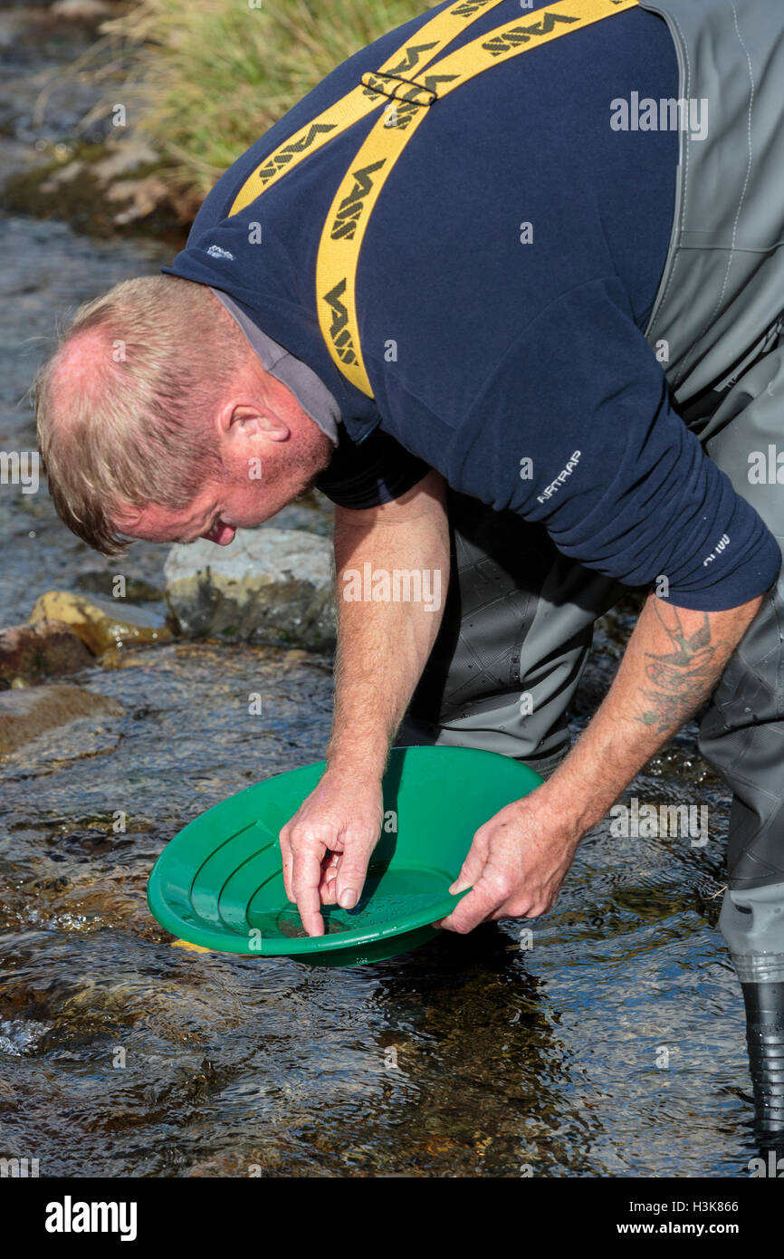 Gold panning wanlockhead hi-res stock photography and images - Alamy