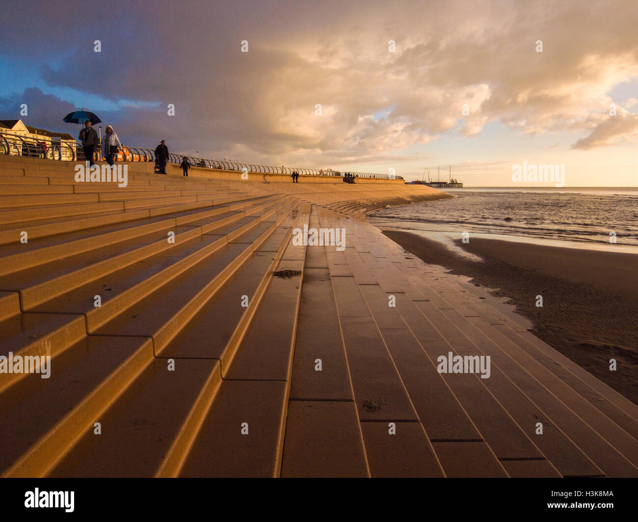 Blackpool, UK. 9th Oct, 2016. weather news, A beautiful autumnal sunset ...