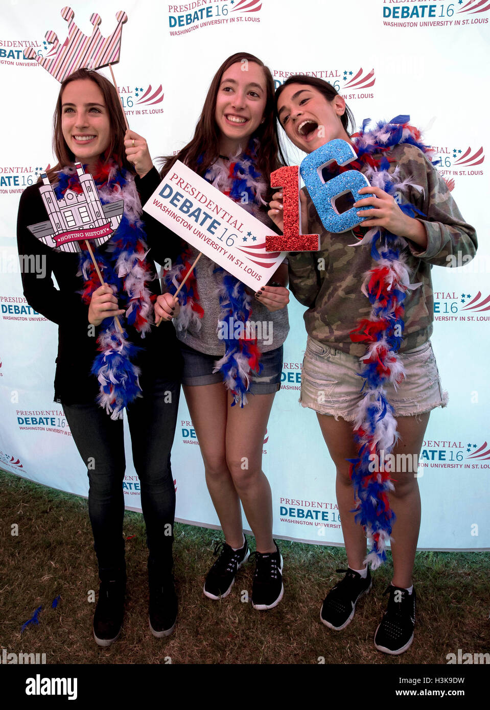 St. Louis, Missouri, USA. 09th Oct, 2016. Students pose for a photo ...
