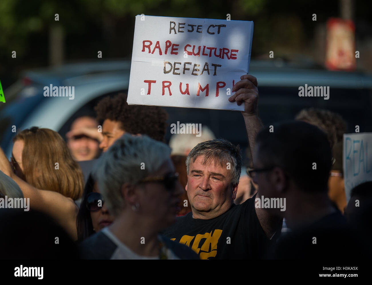 Louisville, Kentucky, USA. 9th Oct, 2016. Jonathan Lowe attends a ...
