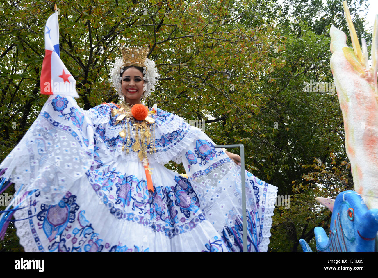 Costume pollera hi-res stock photography and images - Alamy