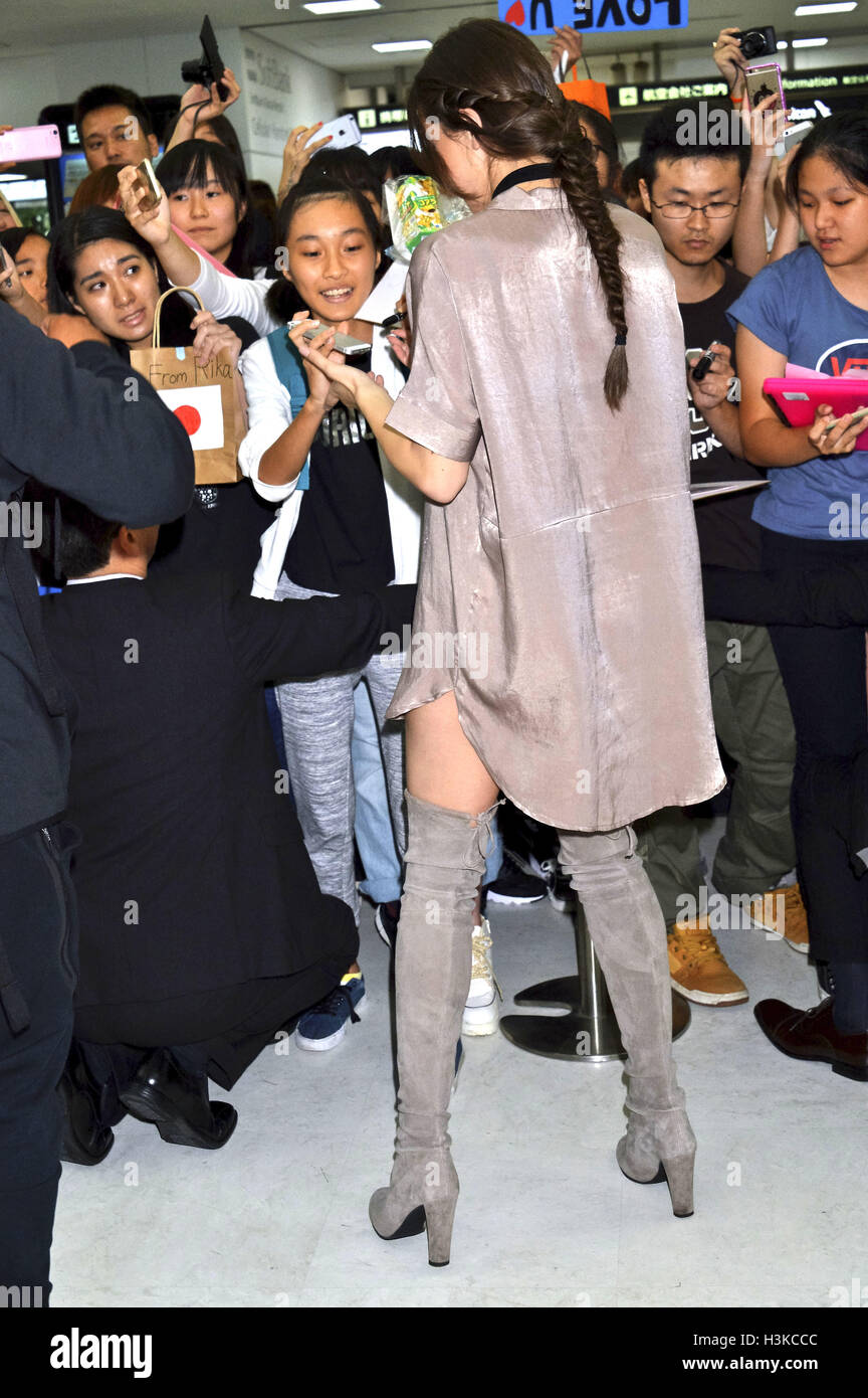 Chiba, Japan. 9th Oct, 2016. Hailee Steinfeld is seen upon arrival at ...