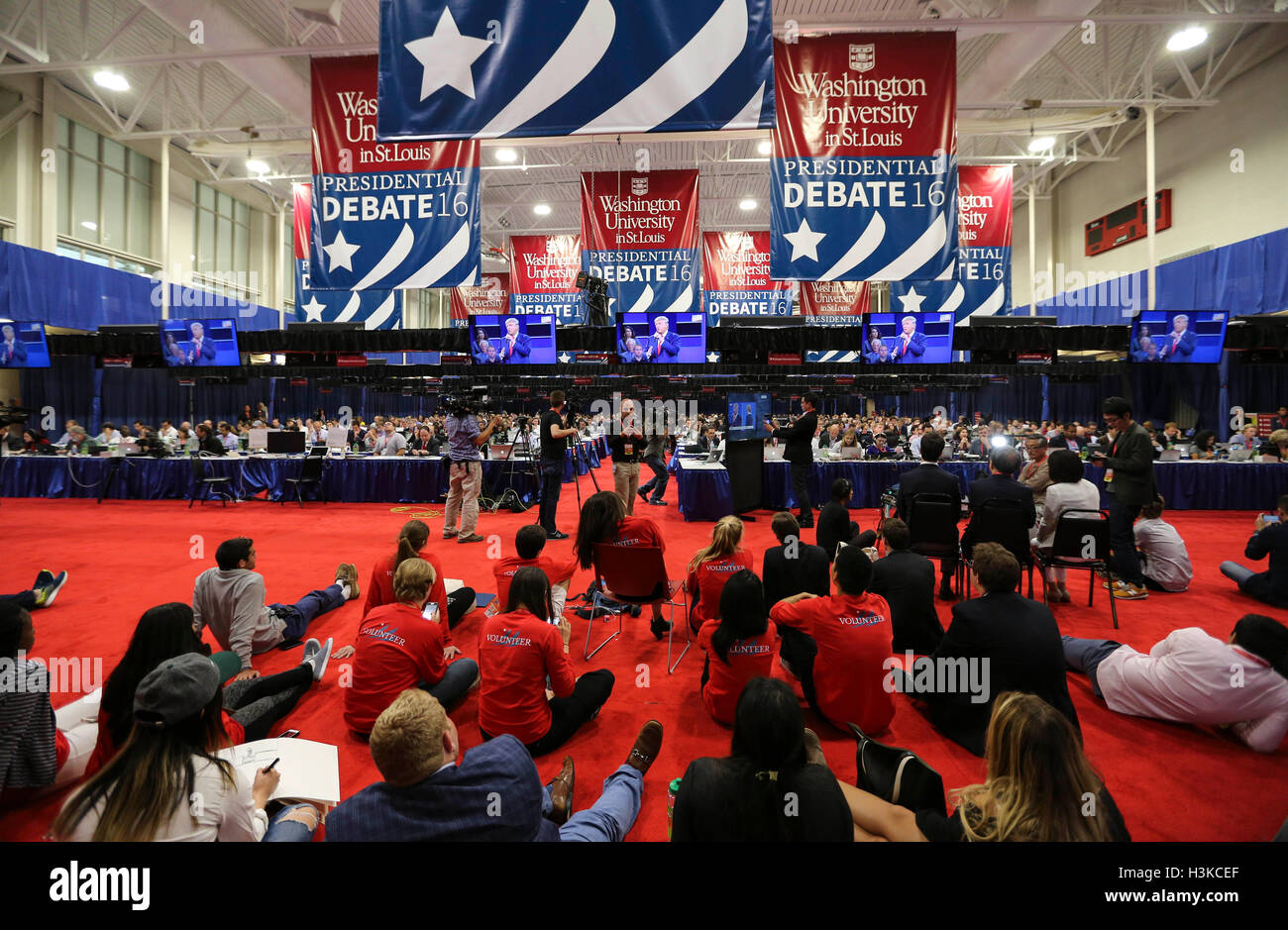 St. Louis, USA. 9th Oct, 2016. Volunteers and media staff watch live ...