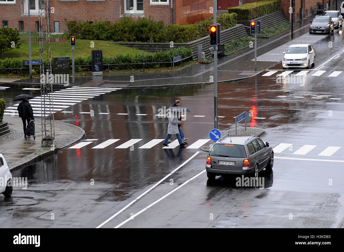 Copenhagen, Denmark. 10th Oct, 2016. Denmark Weather:People use ...