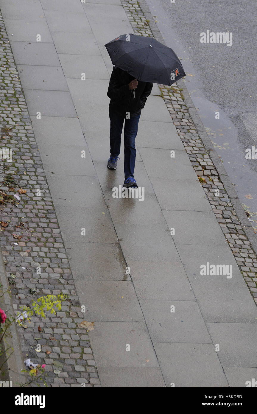 Copenhagen, Denmark. 10th Oct, 2016. Denmark Weather:People use ...