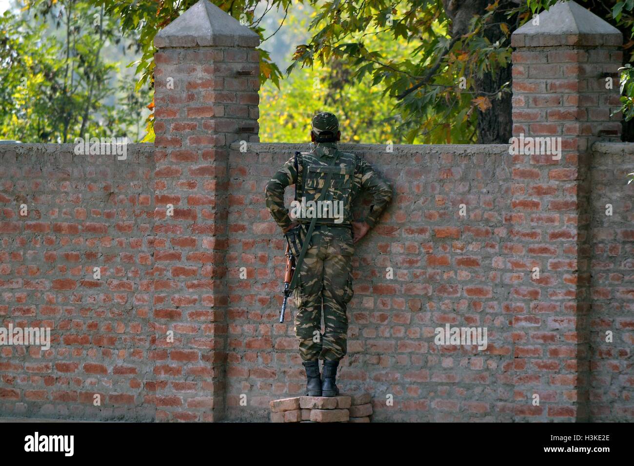 Pampore, Indian Kashmir. 10th Oct, 2016. An Indian soldier takes ...