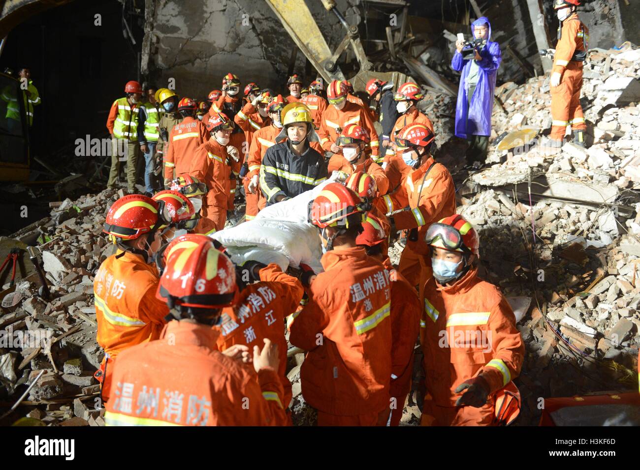 Wenzhou, China's Zhejiang Province. 10th Oct, 2016. Rescuers transfer a ...