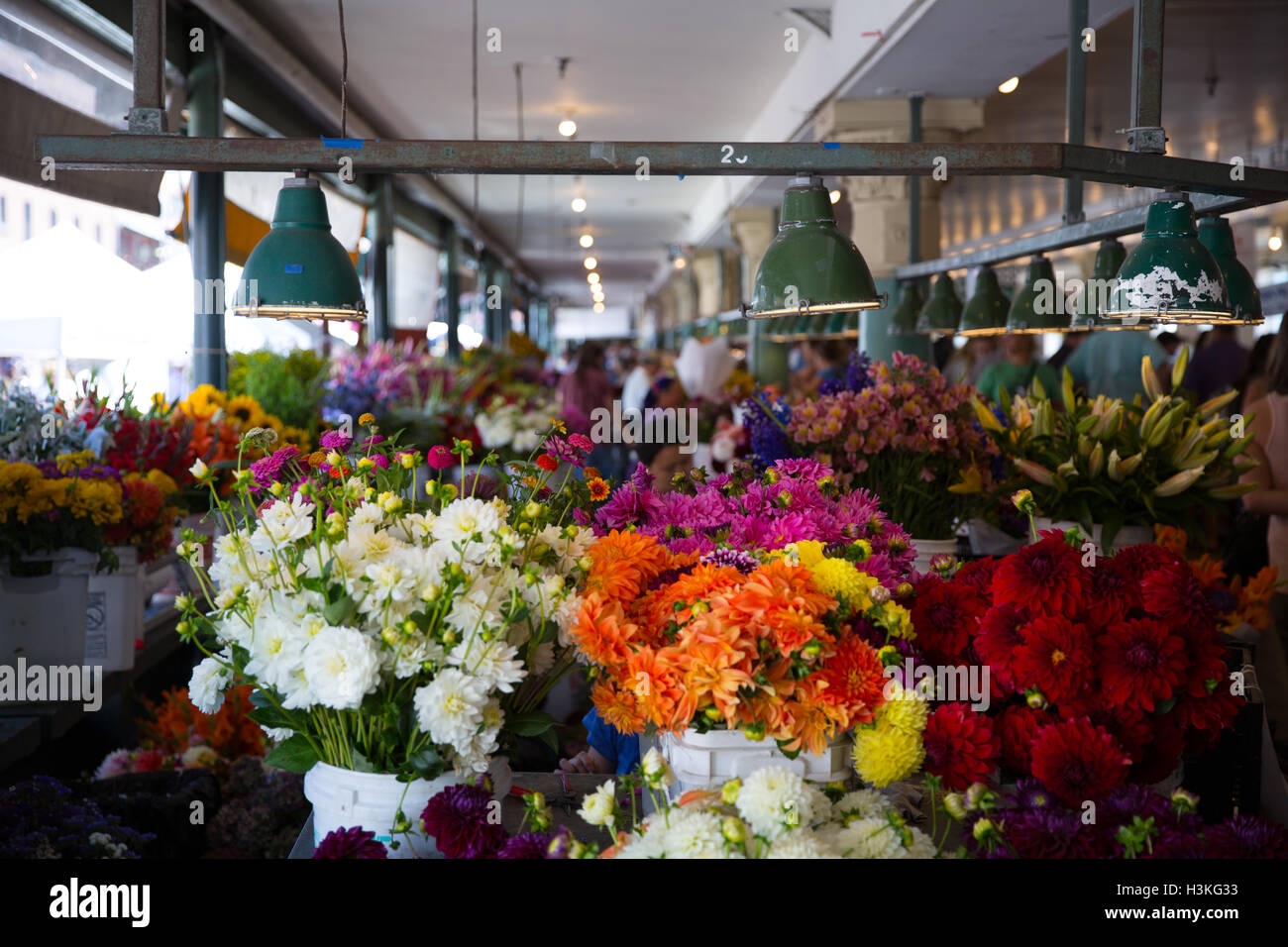 Women selling flowers hi-res stock photography and images - Alamy