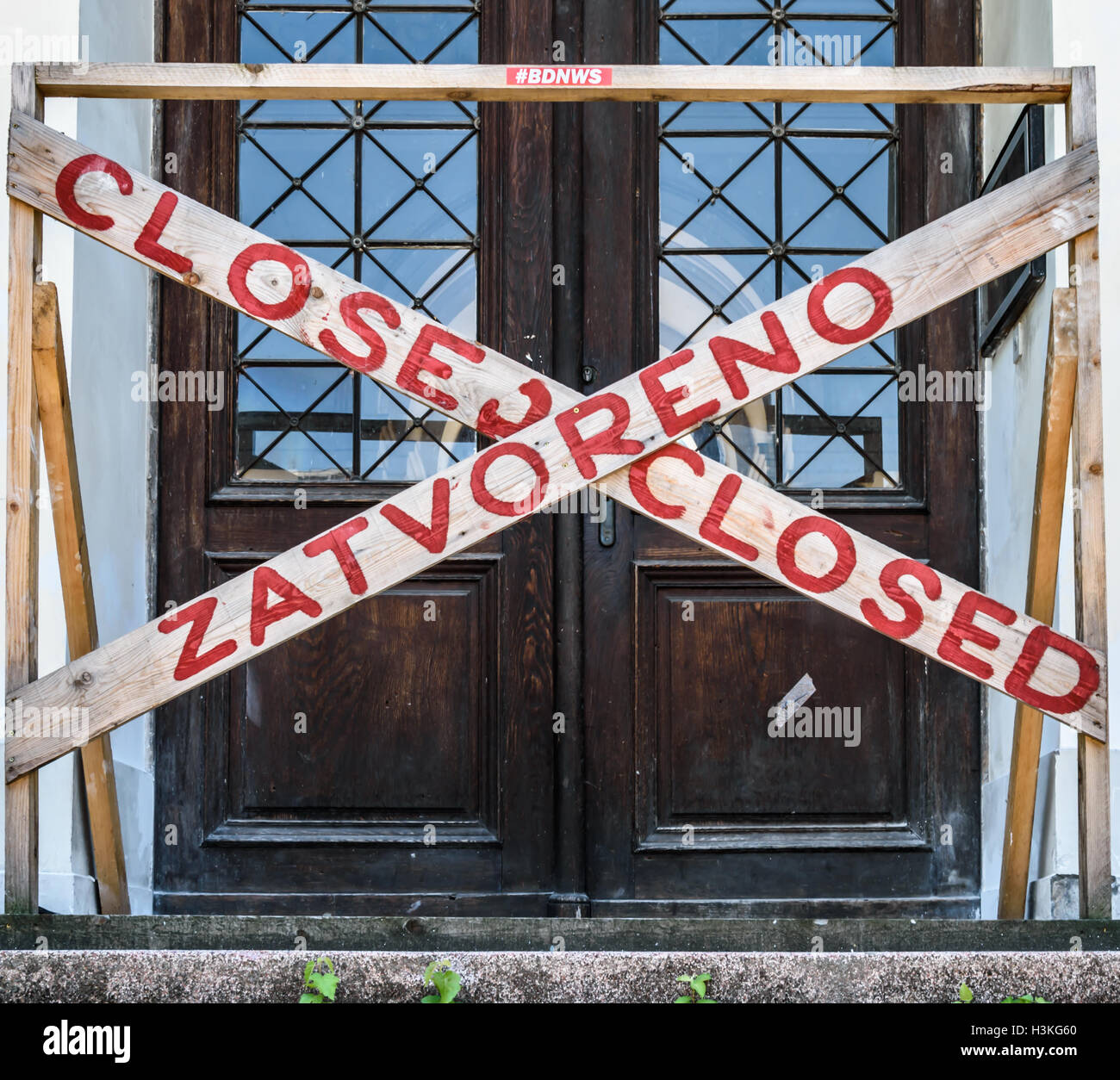 Closed banner on the door Stock Photo - Alamy