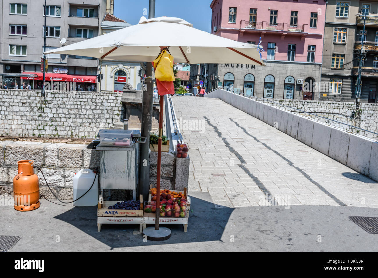 Stand parasol hi-res stock photography and images - Alamy
