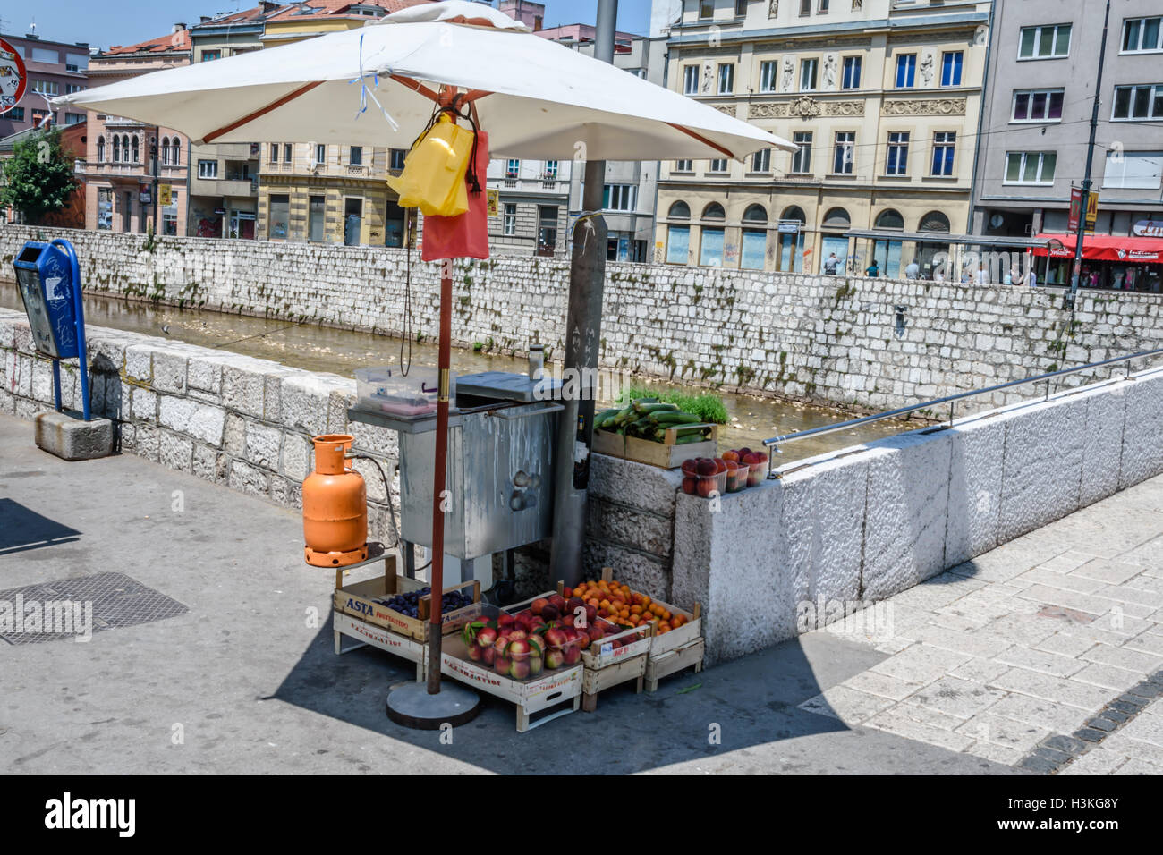 Peach stand hi-res stock photography and images - Alamy