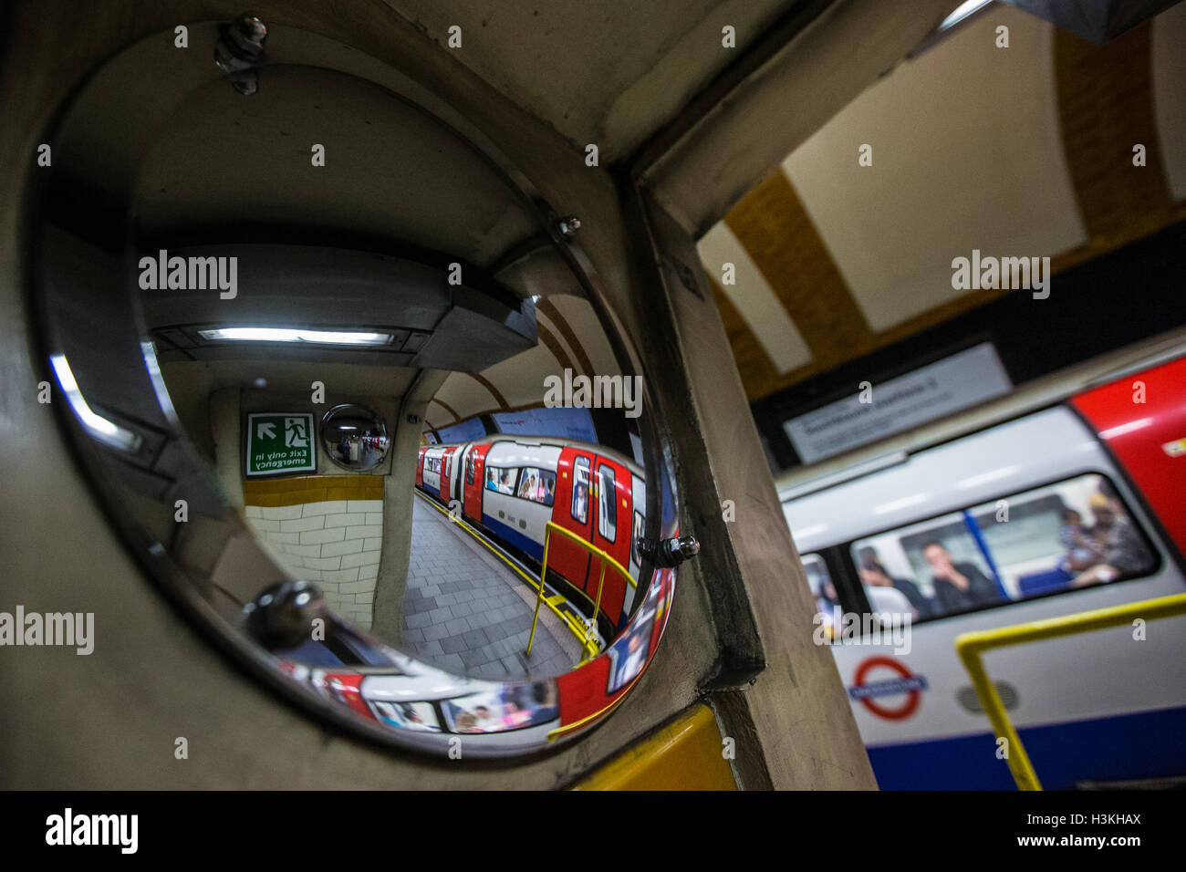 London underground tube station train Stock Photo - Alamy
