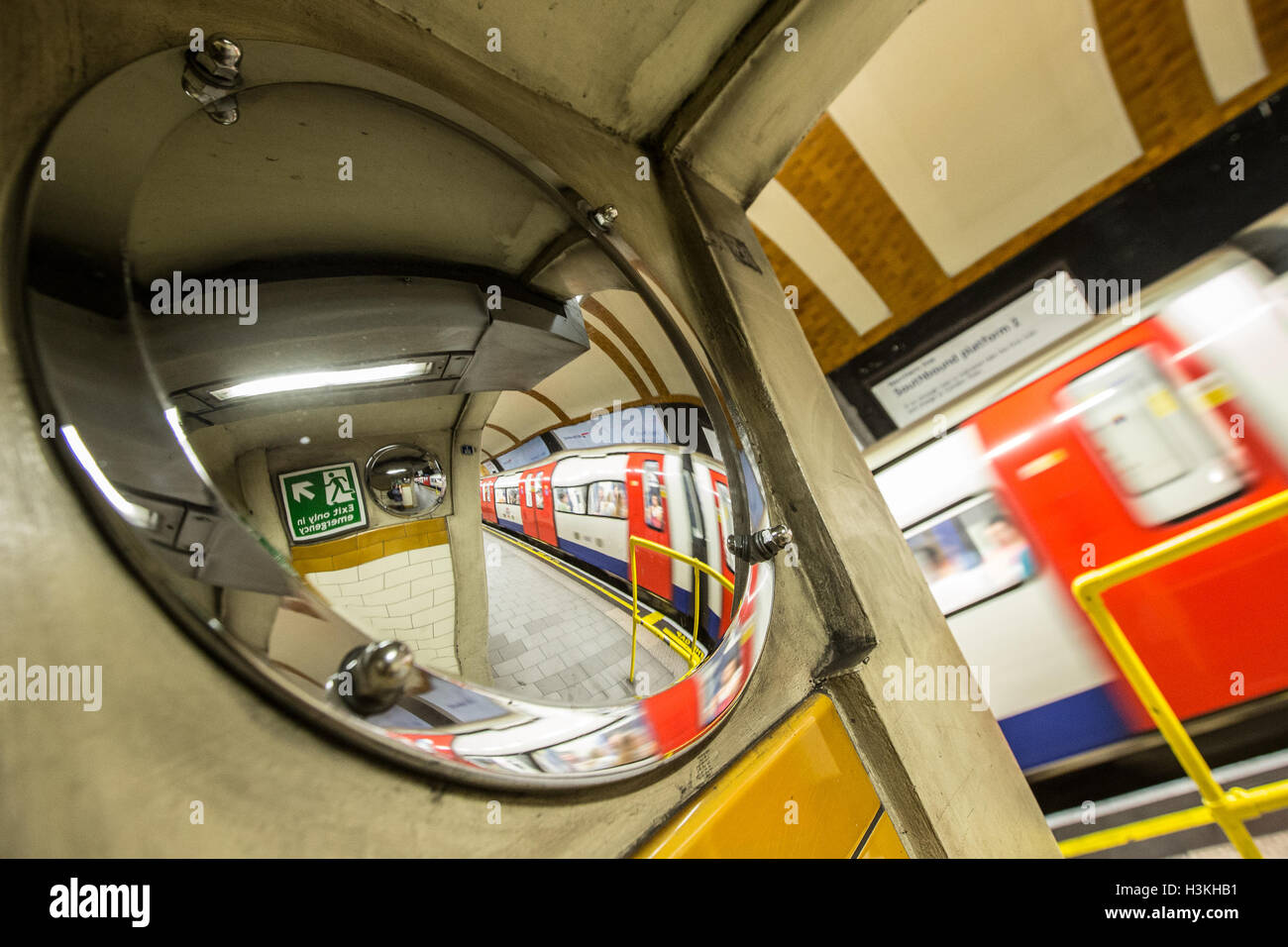 London underground tube station train Stock Photo - Alamy