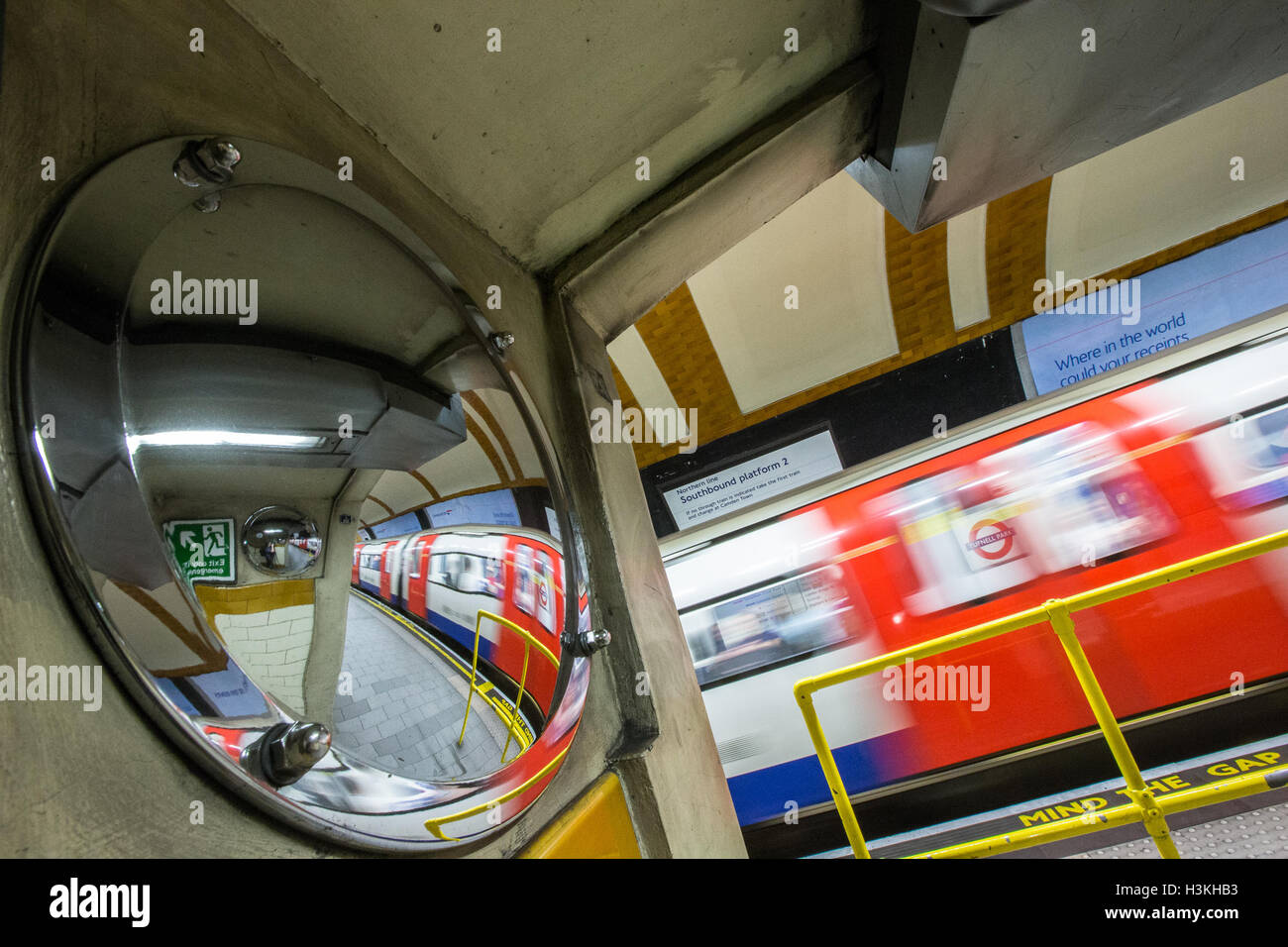 London underground tube station train Stock Photo - Alamy